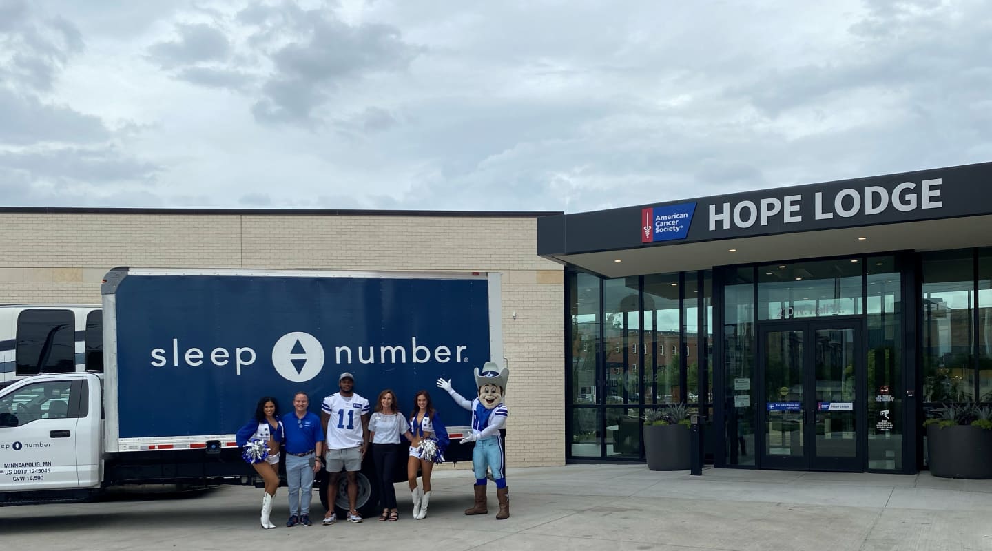 Dallas Cowboy's Micah Parsons Visits Gene and Jerry Jones Hope Lodge ...