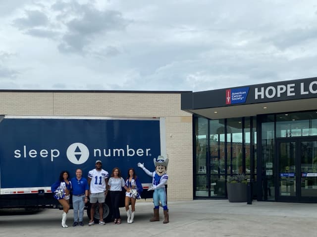 Dallas Cowboy's Micah Parsons Visits Gene and Jerry Jones Hope Lodge ...