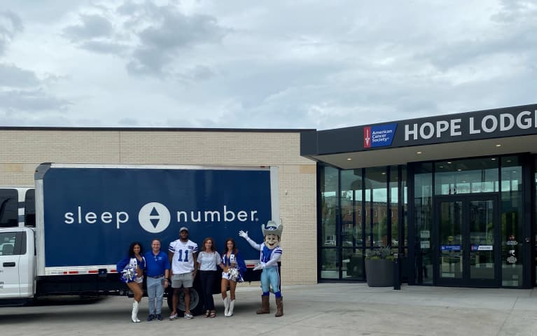 Dallas Cowboy's Micah Parsons Visits Gene and Jerry Jones Hope Lodge ...