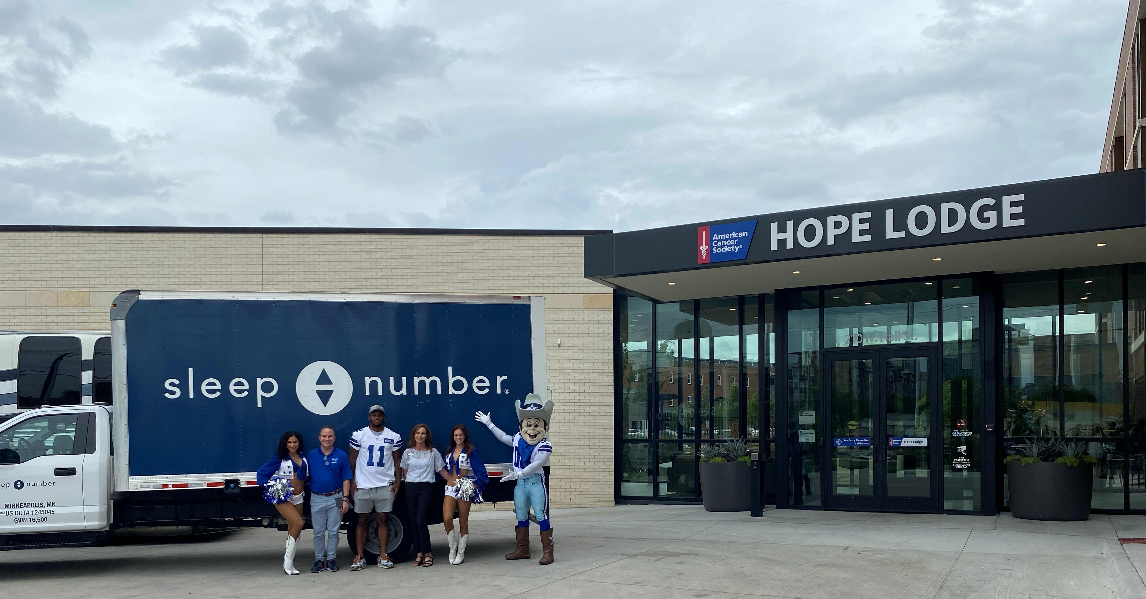 Dallas Cowboy's Micah Parsons Visits Gene and Jerry Jones Hope Lodge ...